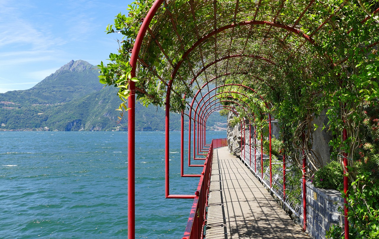 The lovers' promenade - Varenna - myLakeComo.co